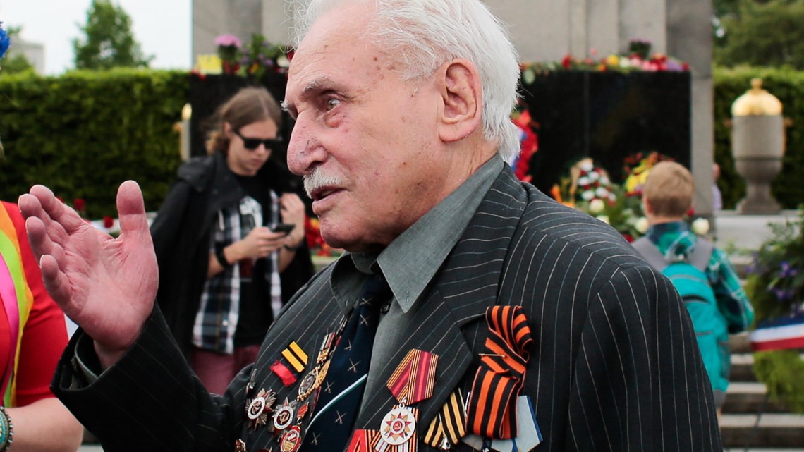 David Dushman, who helped liberate Auschwitz in 1945, dies at 98 | wgrz.com