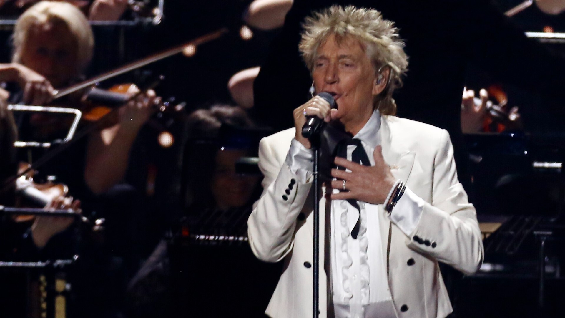 Rod Stewart pauses Utah concert to breathe through oxygen mask, reports ...