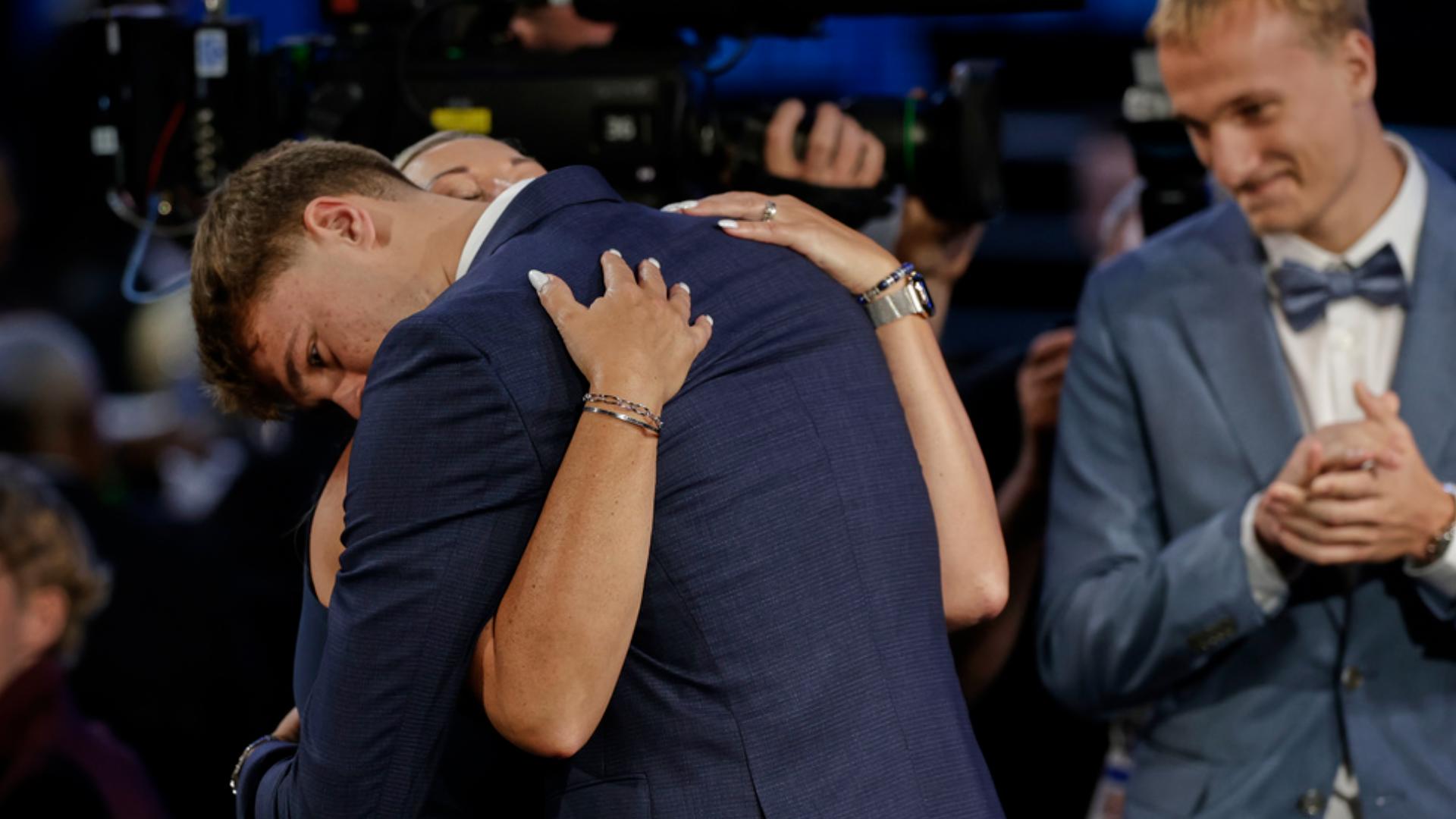 Mothers celebrate NBA draft night with tears and triumph | wgrz.com