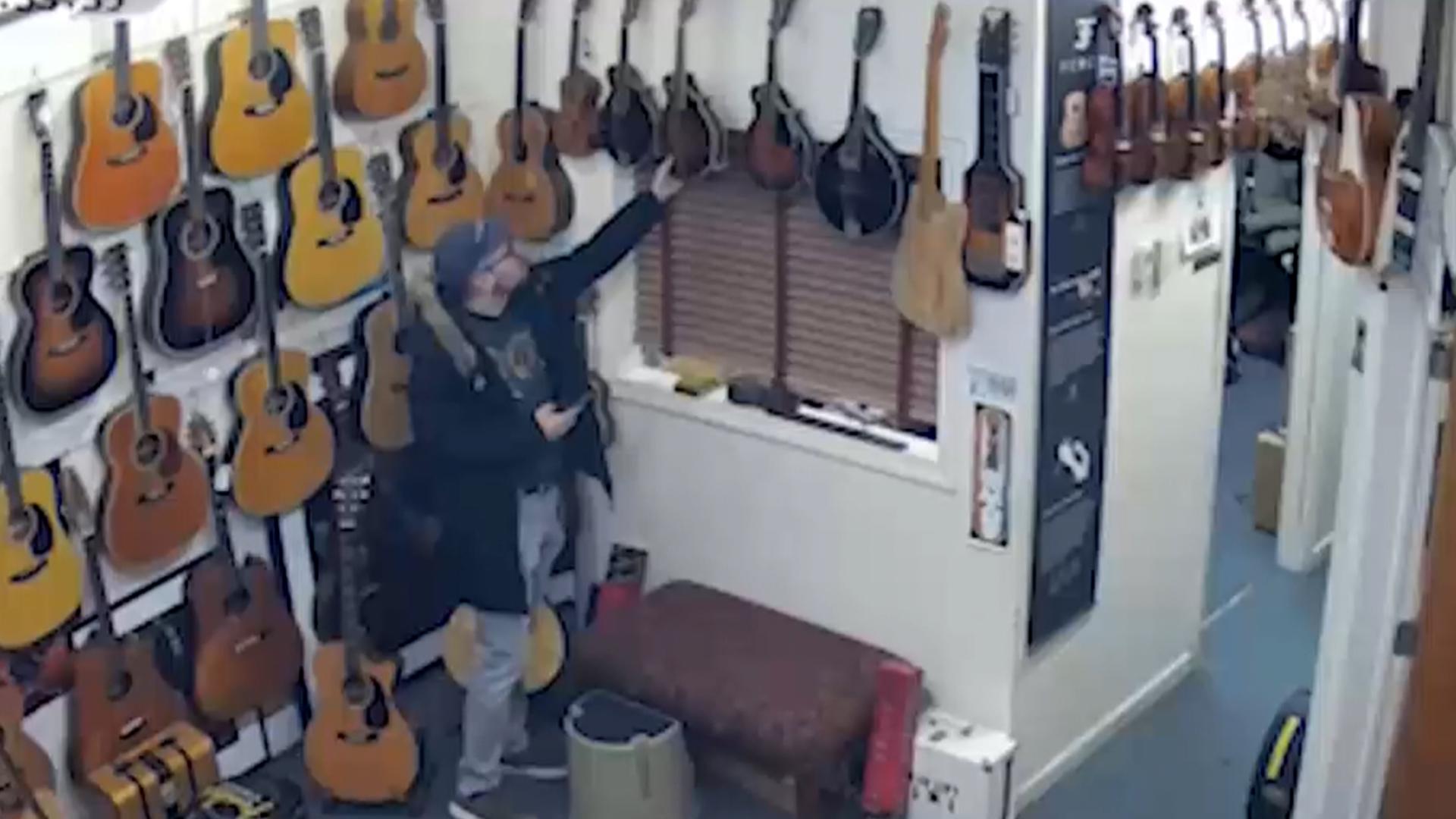 Thief returns stolen mandolins after going viral | wgrz.com