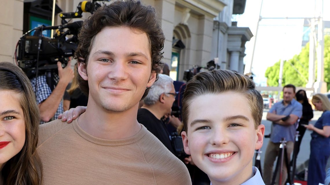 'Young Sheldon' Star Iain Armitage Sings 'Soft Kitty' to Co-Star ...