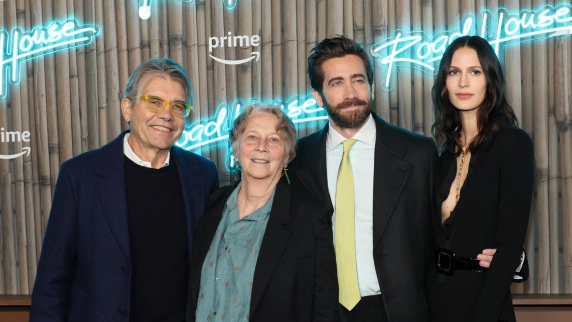 Jake Gyllenhaal Makes Rare Red Carpet Appearance With Girlfriend Jeanne ...