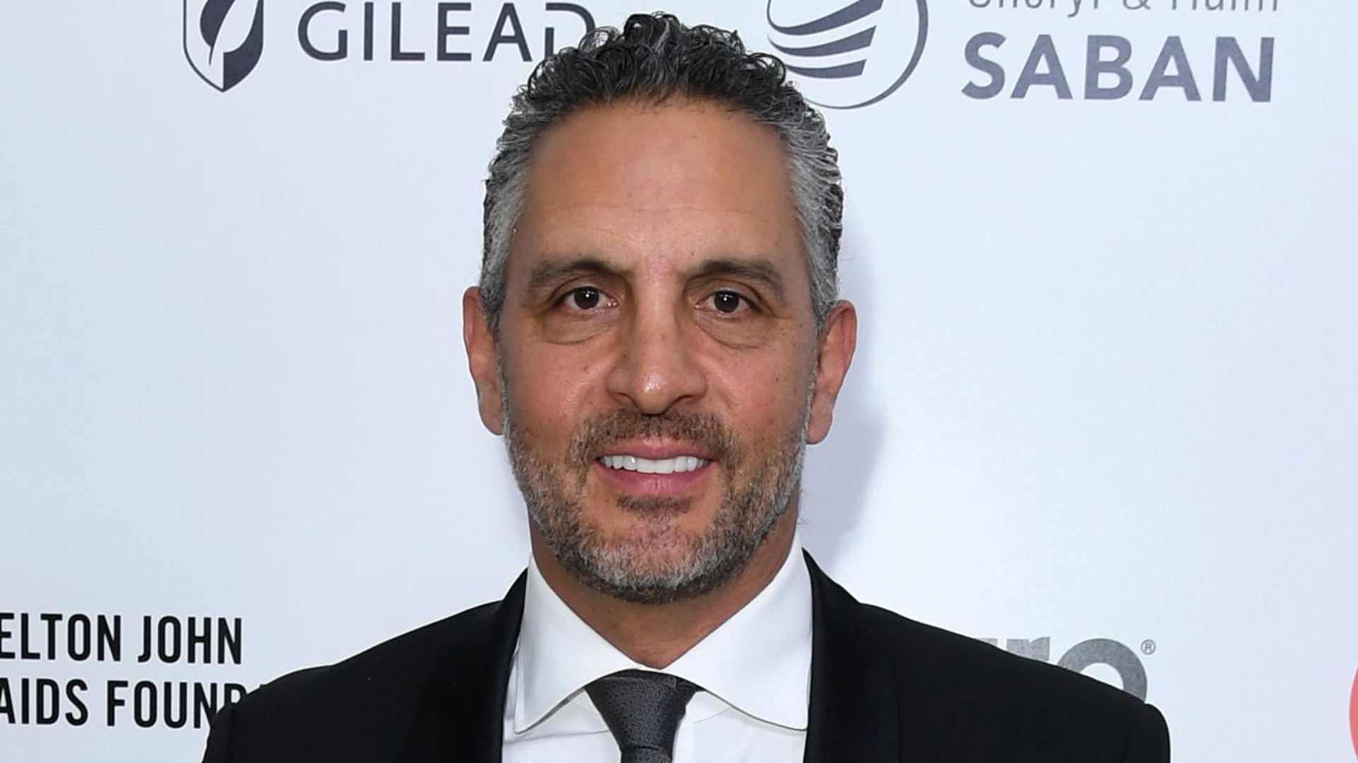 Mauricio Umansky Spotted Kissing Mystery Woman in Greece Amid Kyle ...
