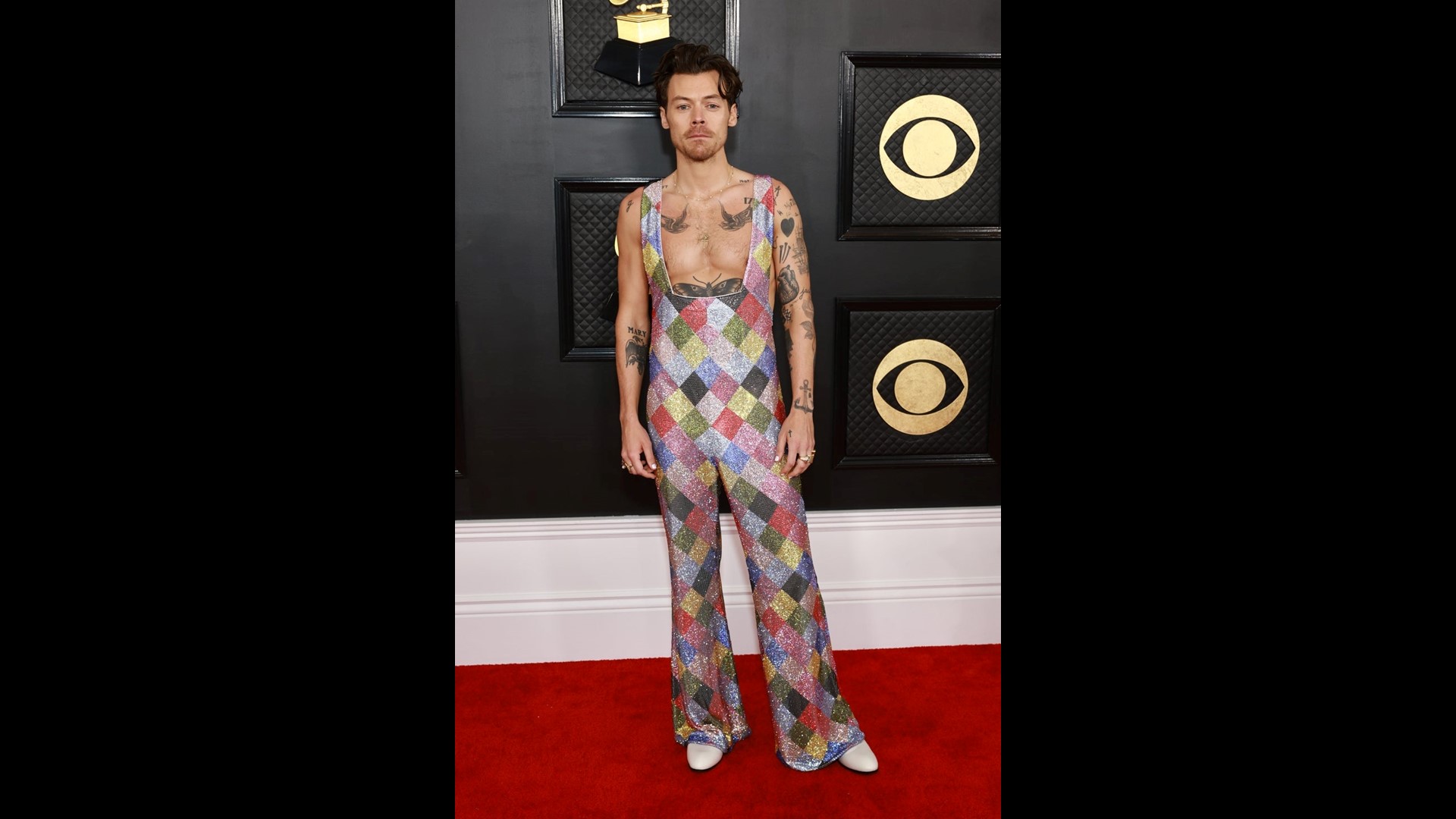 Harry Styles Hits the 2023 GRAMMYs Red Carpet in Sparkling Jumpsuit ...