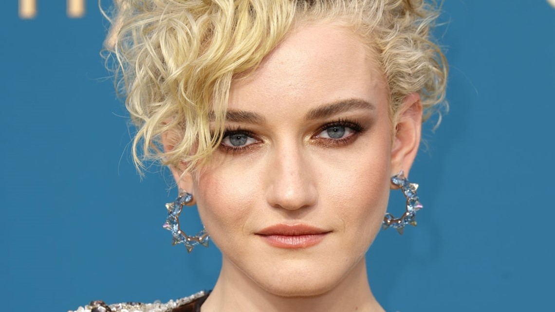 Julia Garner Bares Her Stomach in Bold 2022 Emmys Dress | wgrz.com