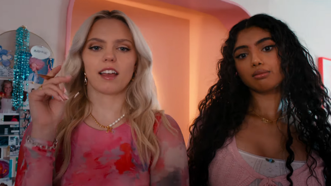 Watch Reneé Rapp Belt Out Her Introduction as Regina George in New ...