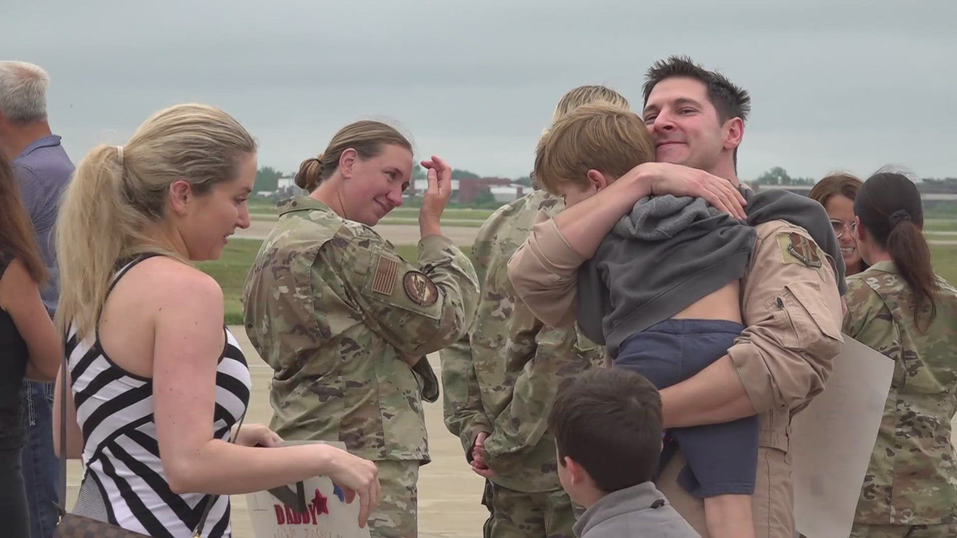 Air Force Reserve families reunite at Niagara Falls airbase | wgrz.com