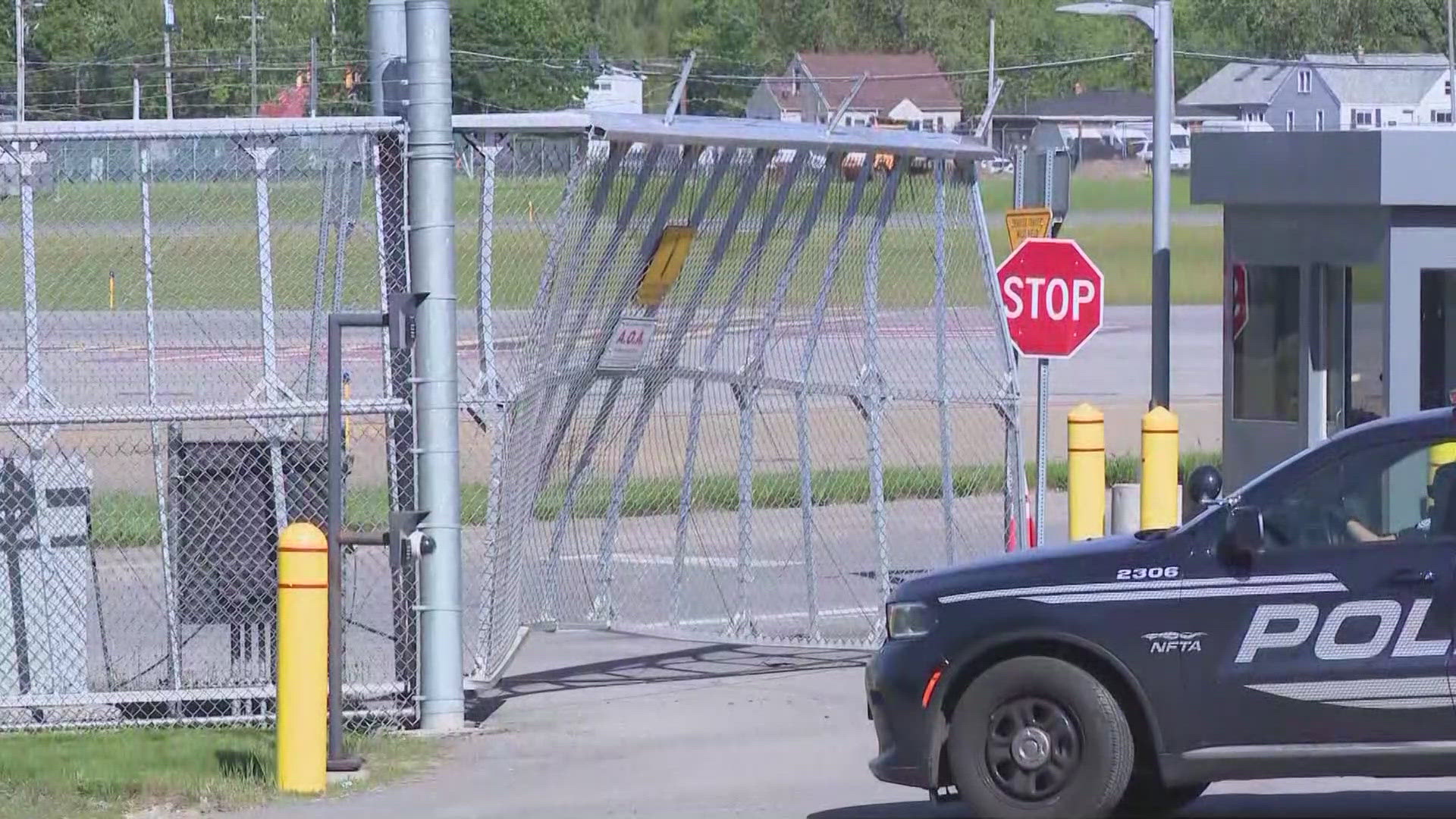 Vehicle breaches gate at Buffalo Airport | wgrz.com