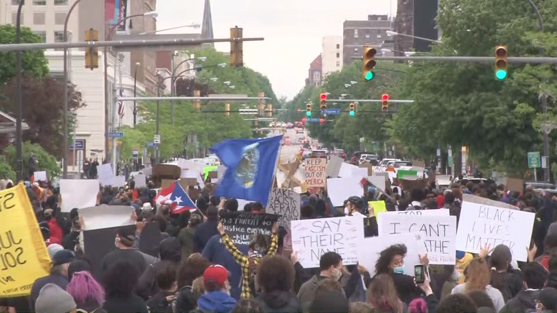 Hundreds protest in downtown Buffalo | wgrz.com