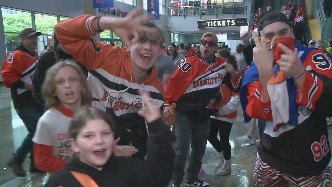 Bandits thrill fans with third straight championship: 'What am I doing ...