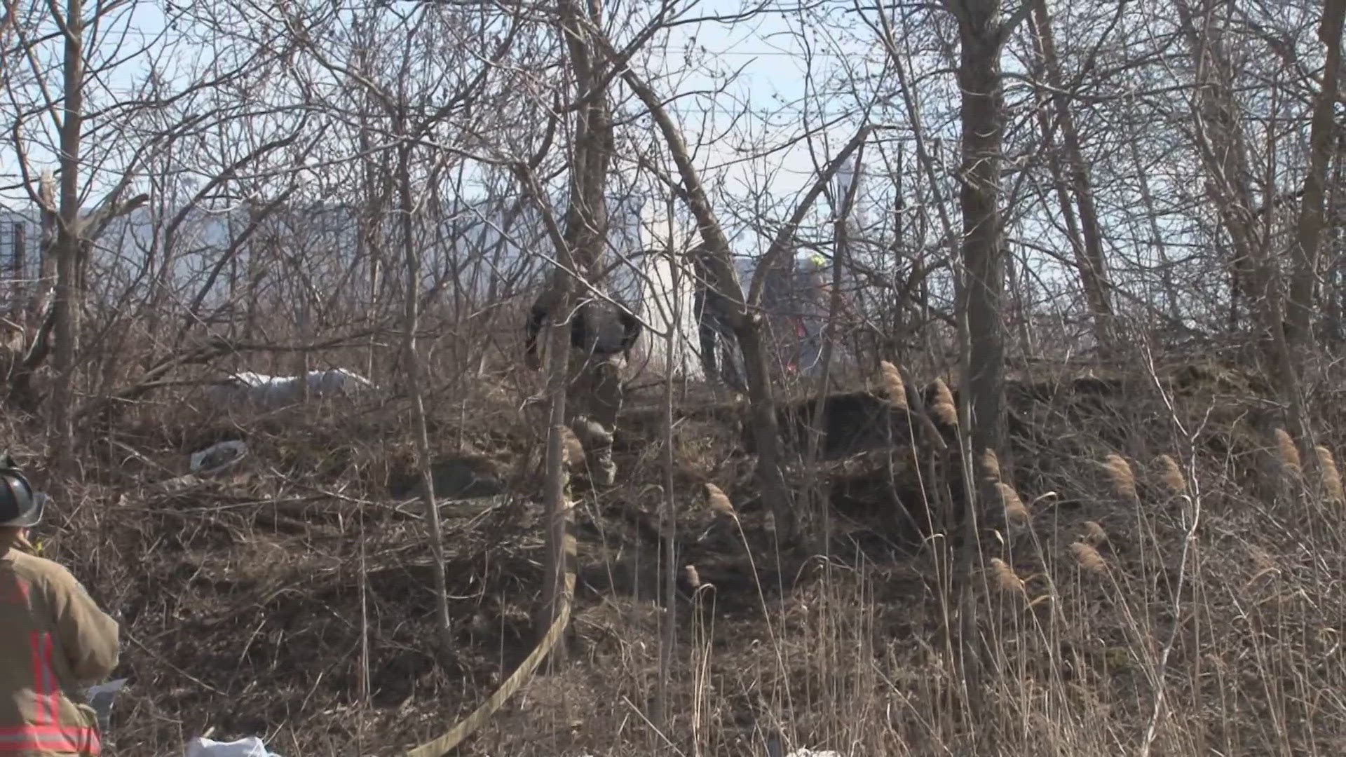 Buffalo firefighters battle brush fire in Black Rock | wgrz.com