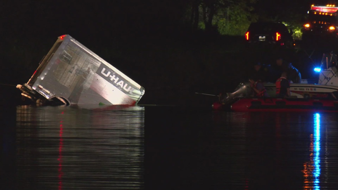 Police chase ends in Erie Canal crash; 1 dead, 1 charged | wgrz.com