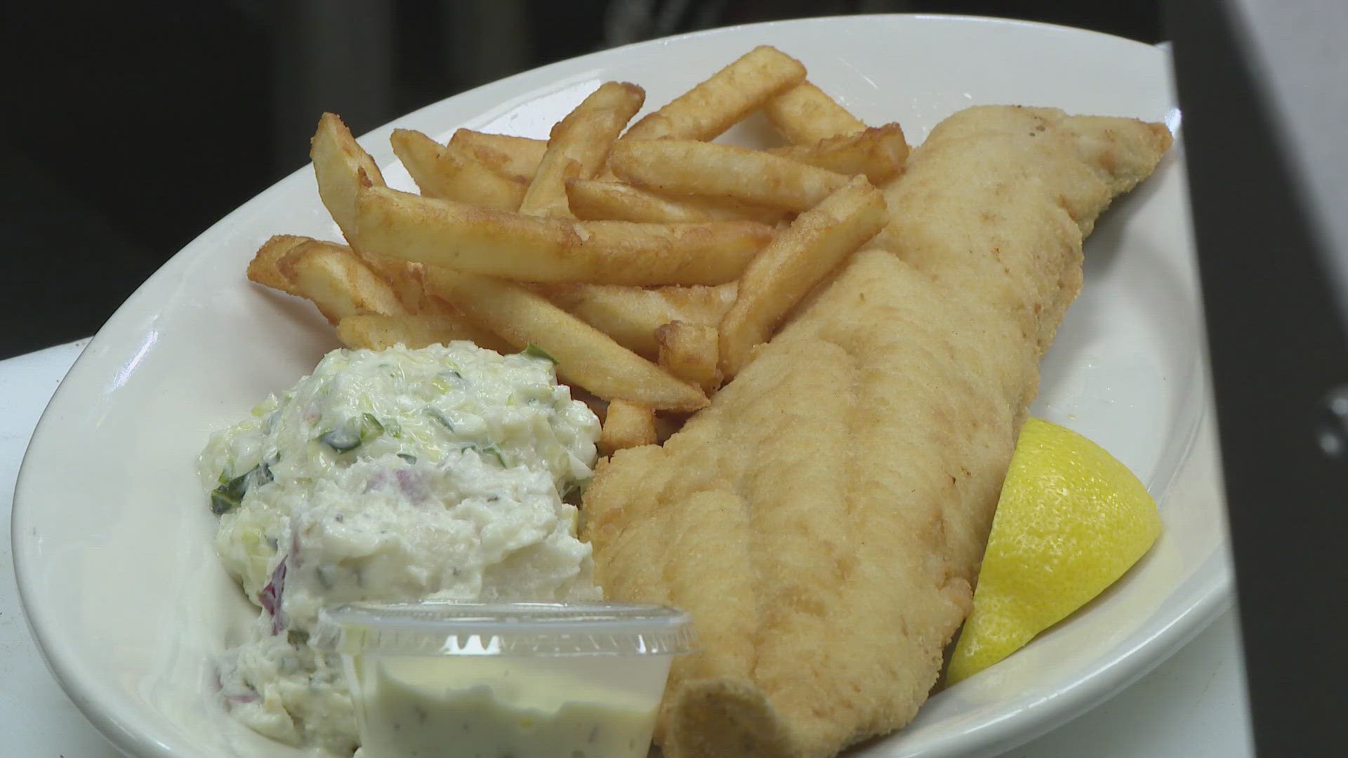 Checking out Hayes Seafood House in Clarence with Kevin O'Neill | wgrz.com