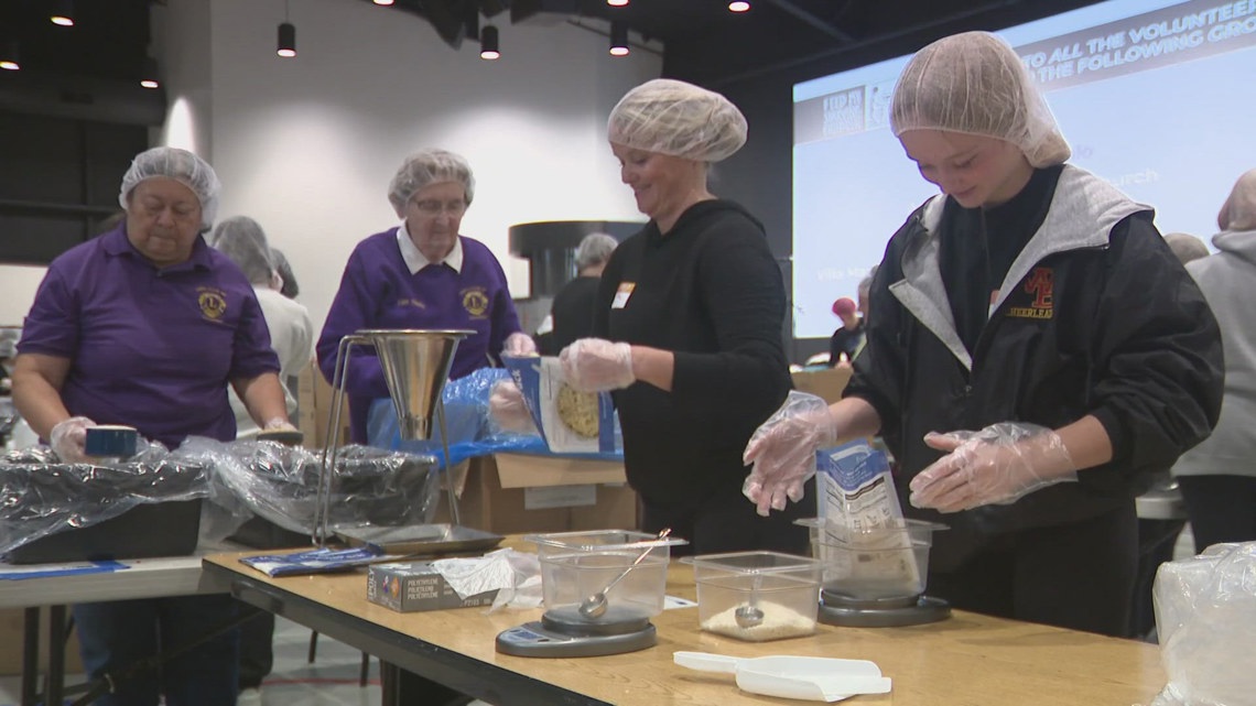 Hundreds of volunteers gather to help fight hunger | wgrz.com