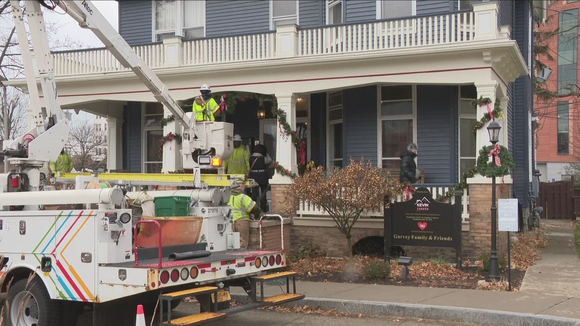 Decorating Kevin Guest House for the Holidays | wgrz.com