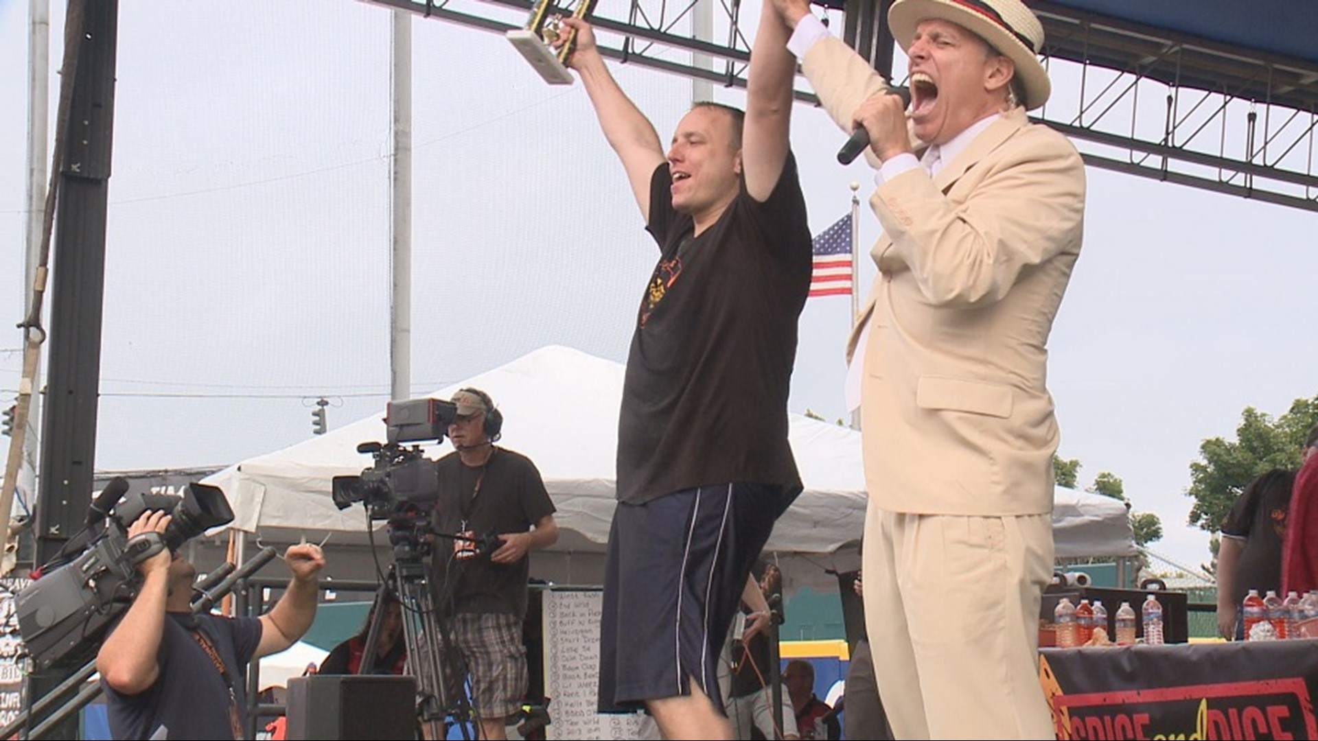 Joey Chestnut Sets World Record in Wing-Eating Competition | wgrz.com