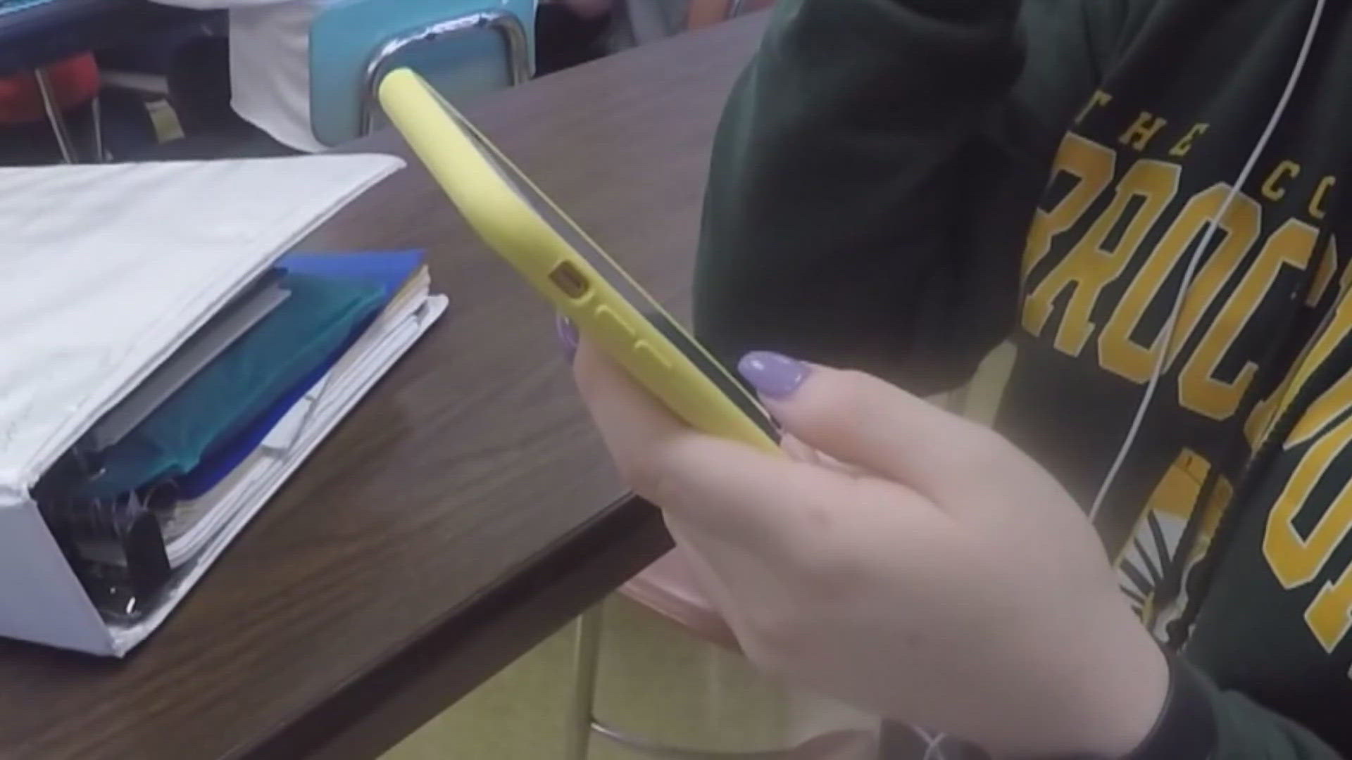 New York schools adopt phone-free policy statewide | wgrz.com