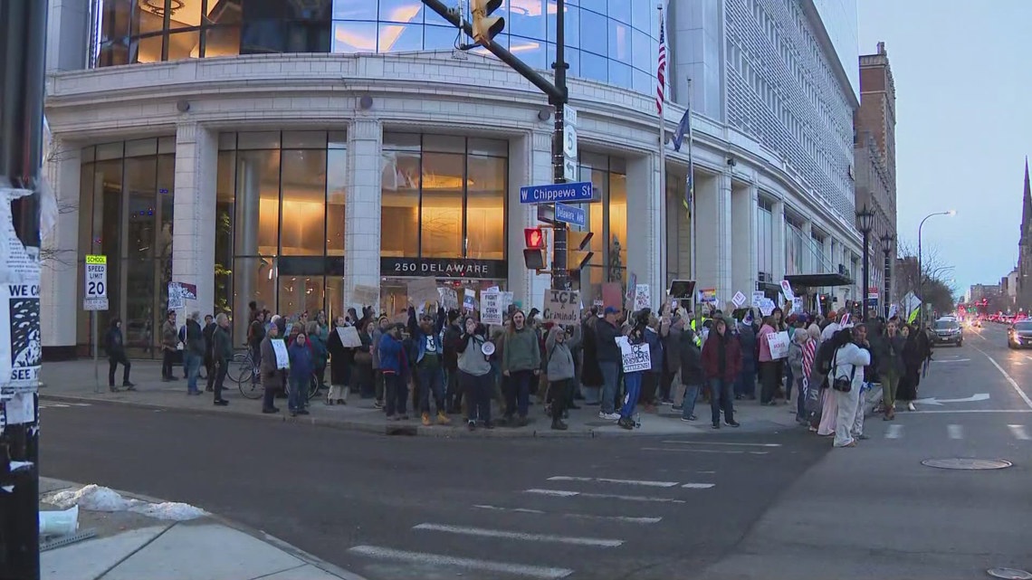 Buffalo protesters call for ICE to vacate downtown office | wgrz.com