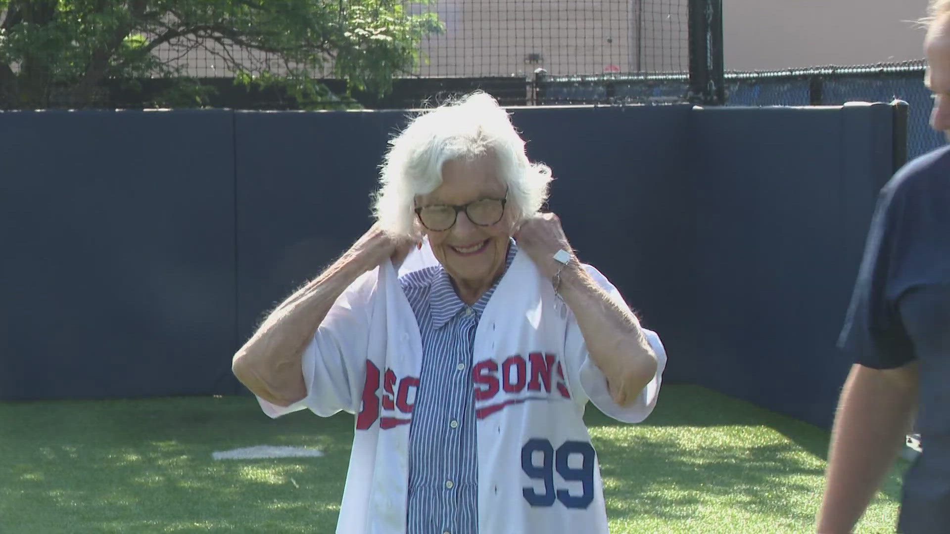 Elizabeth Gannon, 99, throws first pitch at Bisons game | wgrz.com