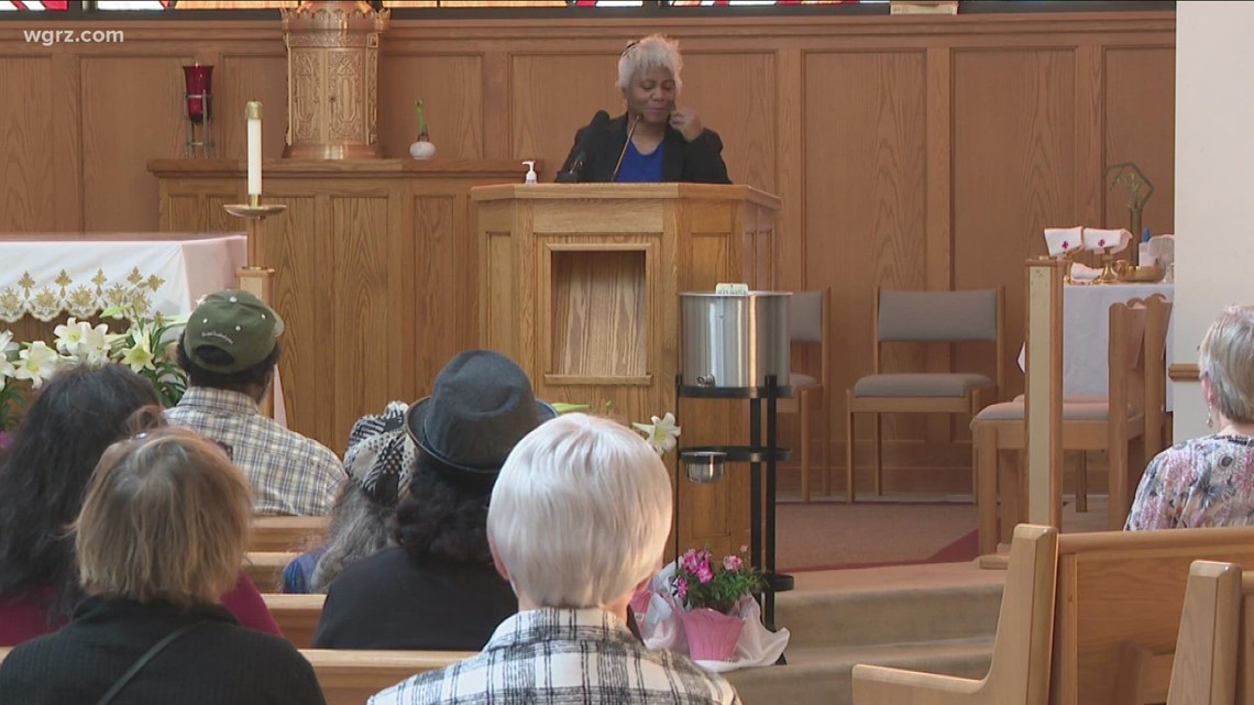 Former Buffalo Police officer Cariol Horne speaks during Klimczak ...