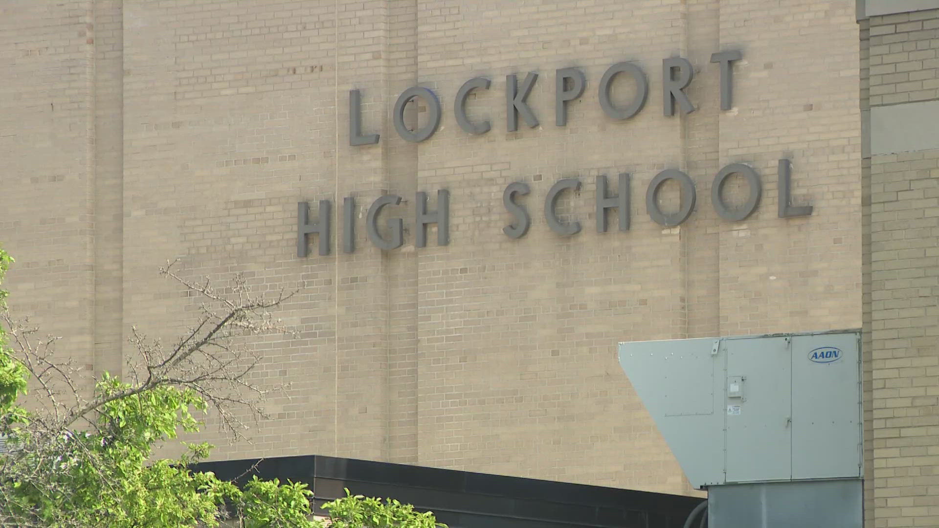 Bomb threat leads to Lockport High School evacuation | wgrz.com