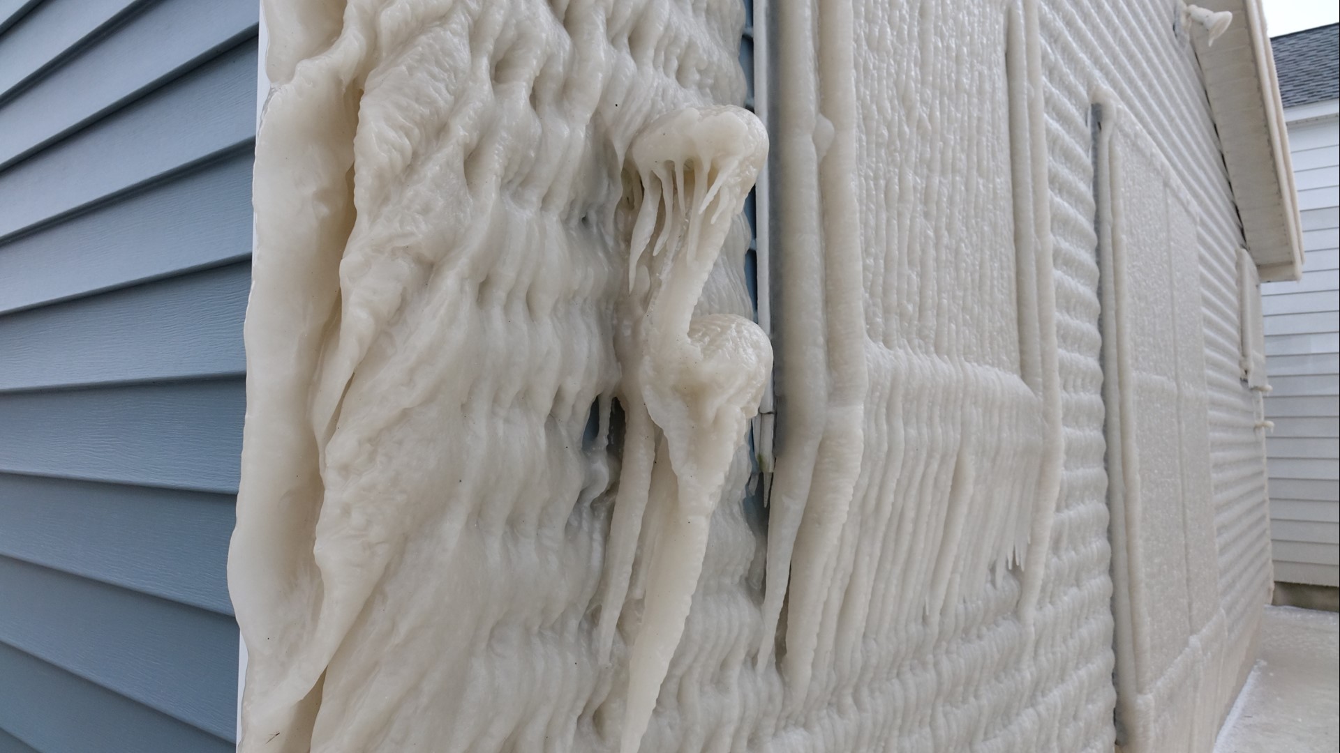 Lake Erie creates ice houses near Buffalo | wgrz.com
