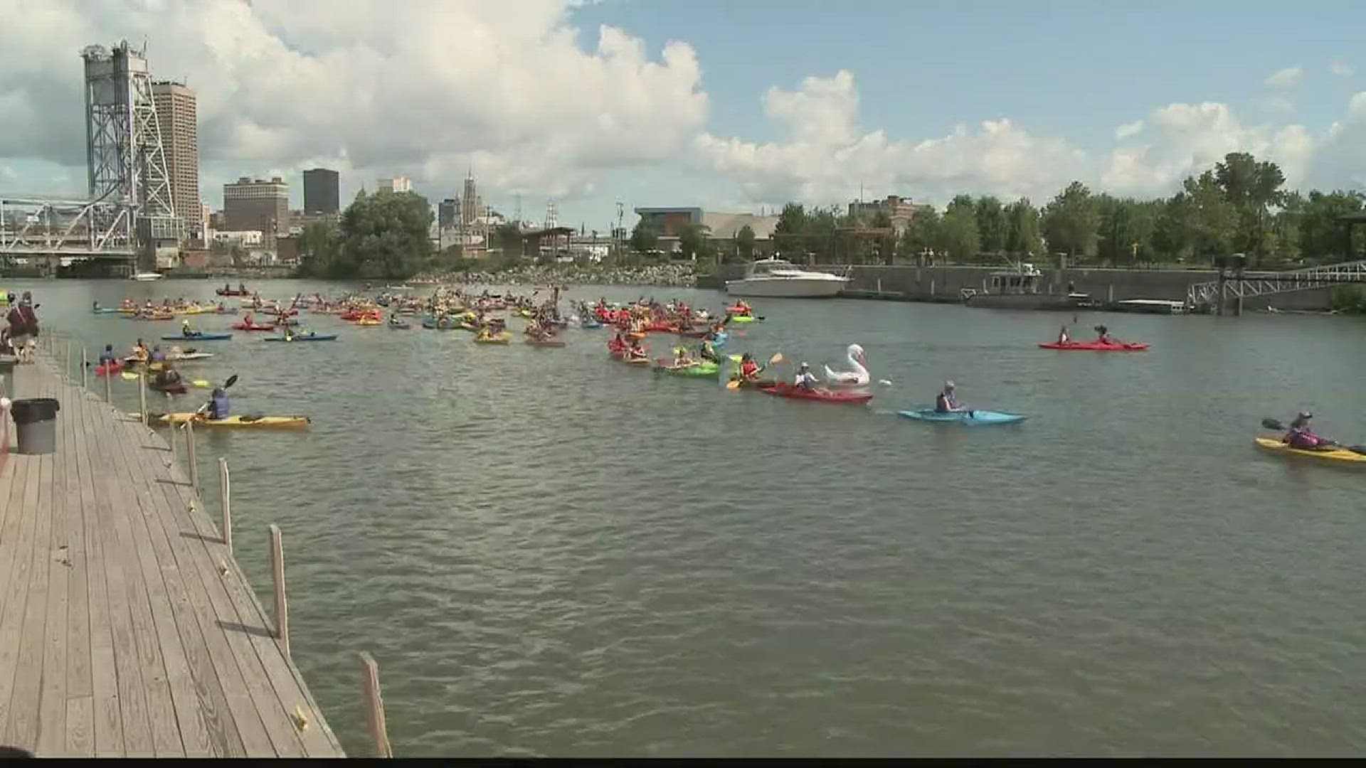 Buffalo Float 2017 attempts world's largest 'parade paddle' | wgrz.com