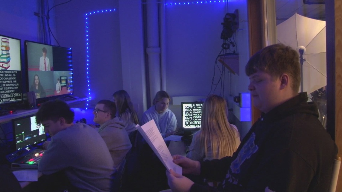 Local high school students broadcast live newscast every morning | wgrz.com