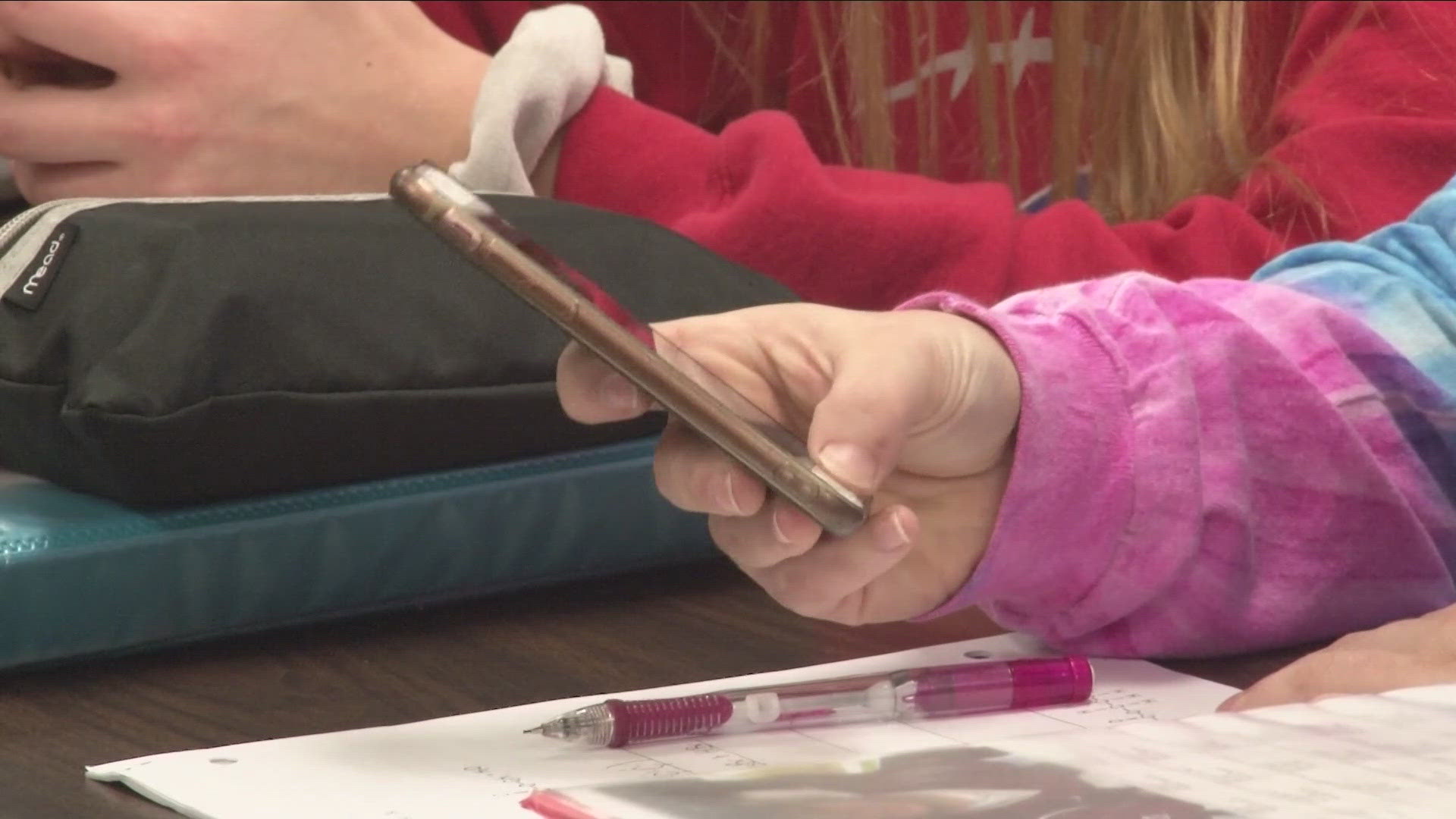 NYS begins conversations on student phone use while in school | wgrz.com