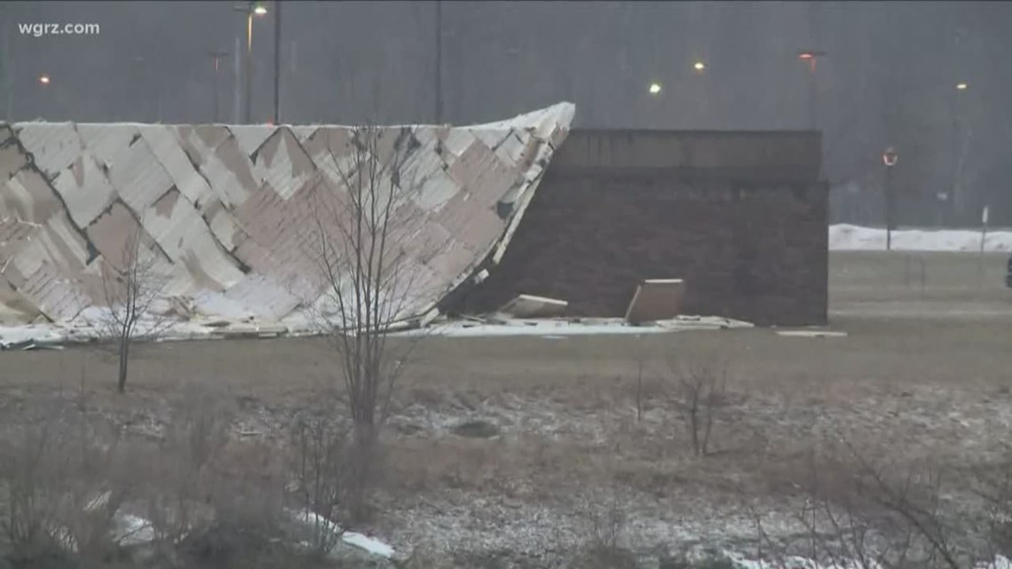 Roof blows off University at Buffalo bookstore | wgrz.com