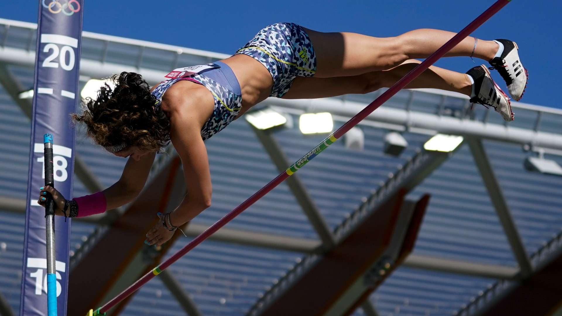 Jenn Suhr qualifies for pole vault final | wgrz.com