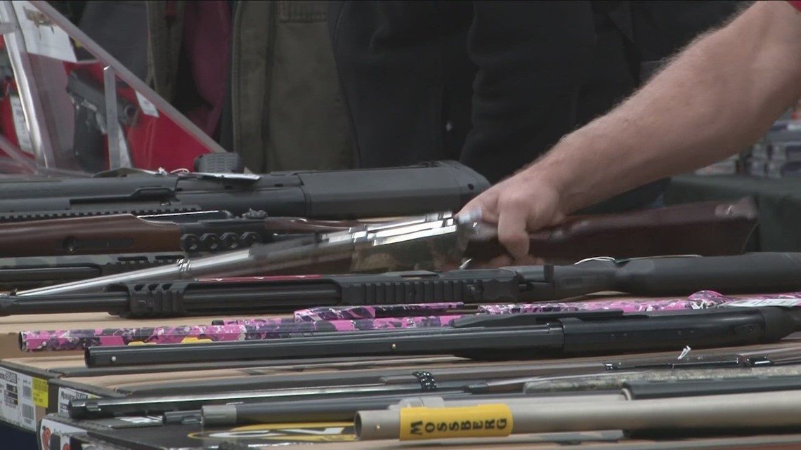Hundreds attend Hamburg gun show | wgrz.com