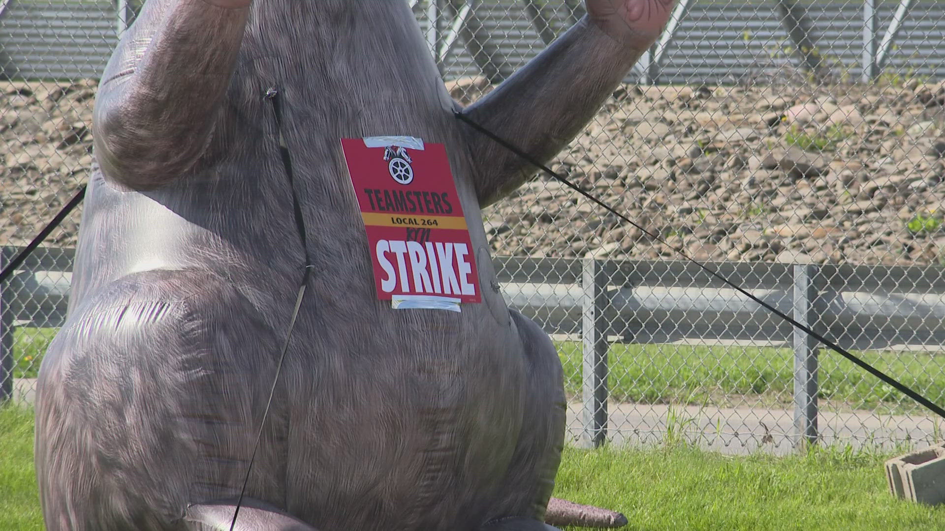 Buffalo airport workers strike for fair wages | wgrz.com