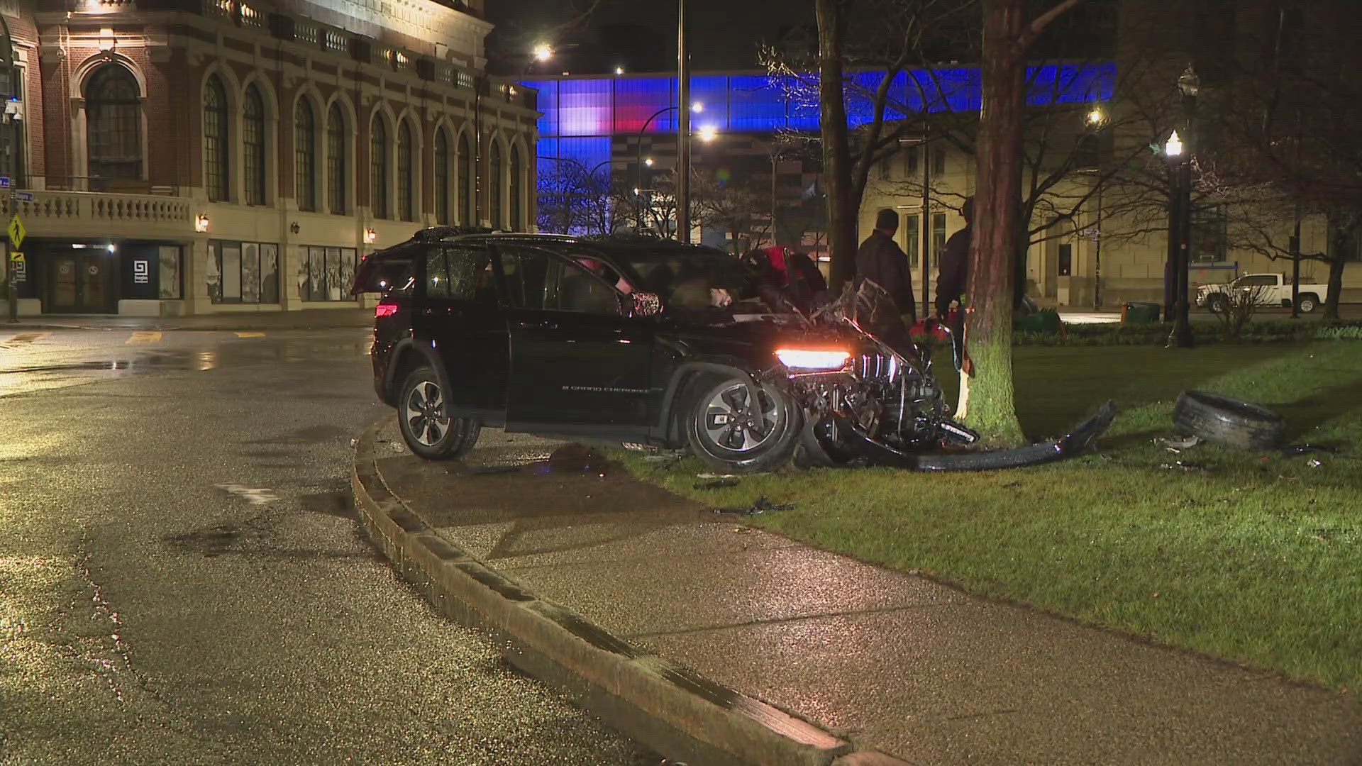Car crashes into tree in Niagara Square, no injuries | wgrz.com