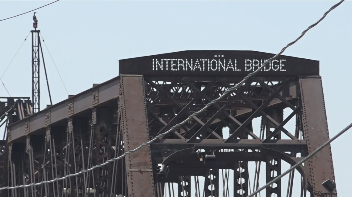 4 people jump off moving freight train at International Railroad Bridge ...