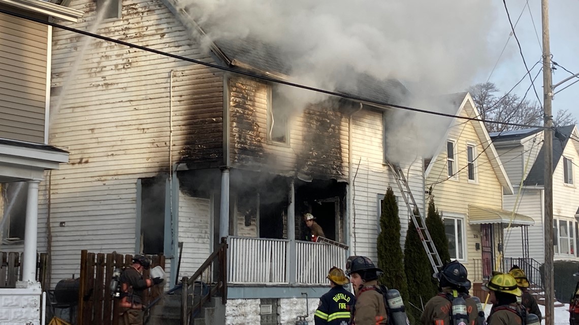 Buffalo firefighters battle blaze on Grape Street | wgrz.com