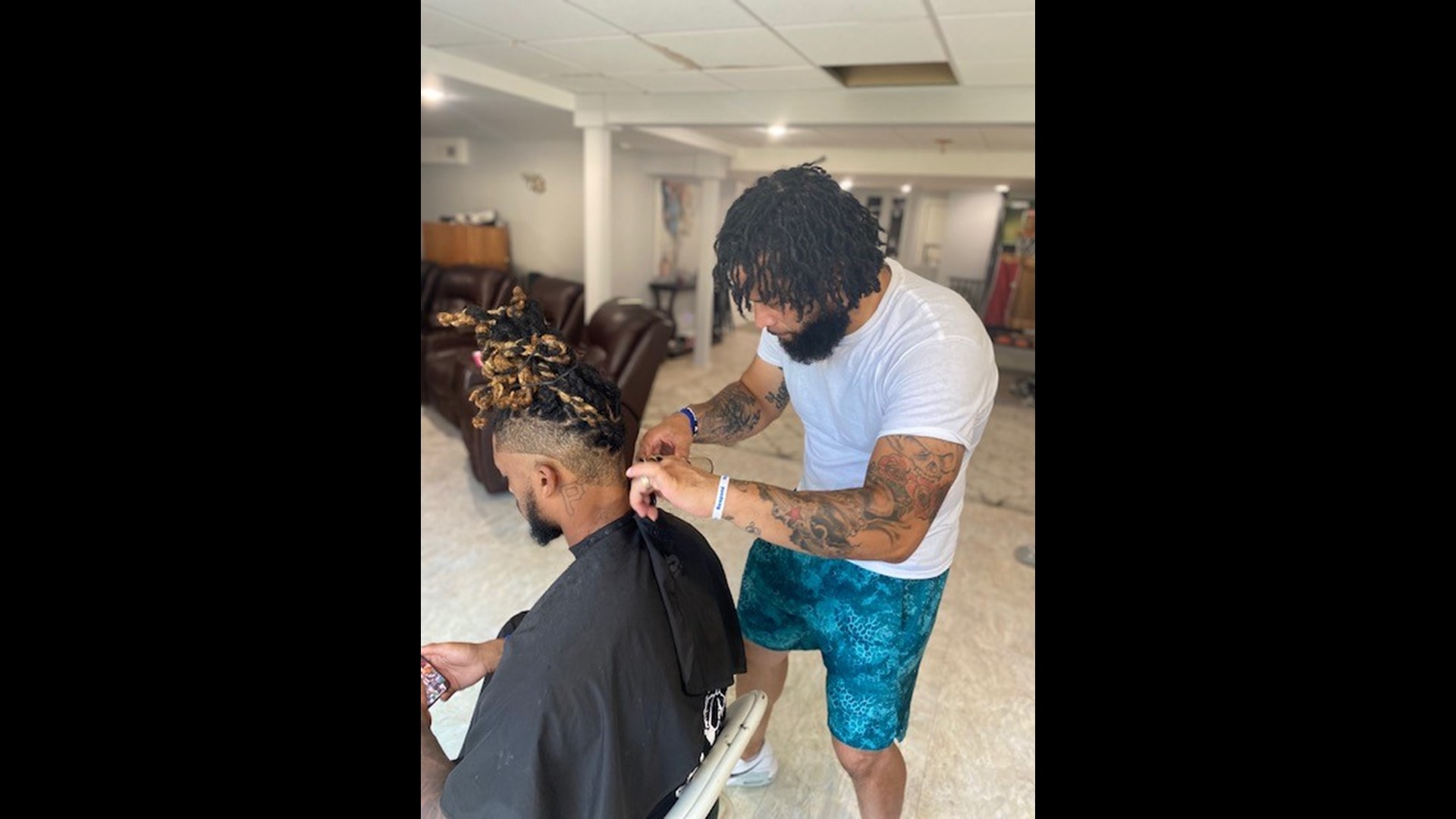 Getting to know Damar Hamlin through his Buffalo barber | wgrz.com