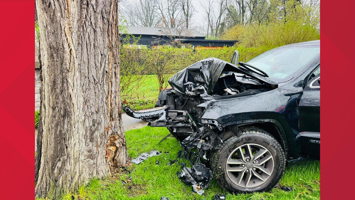 Car hits tree in Eggertsville; one person hospitalized | wgrz.com