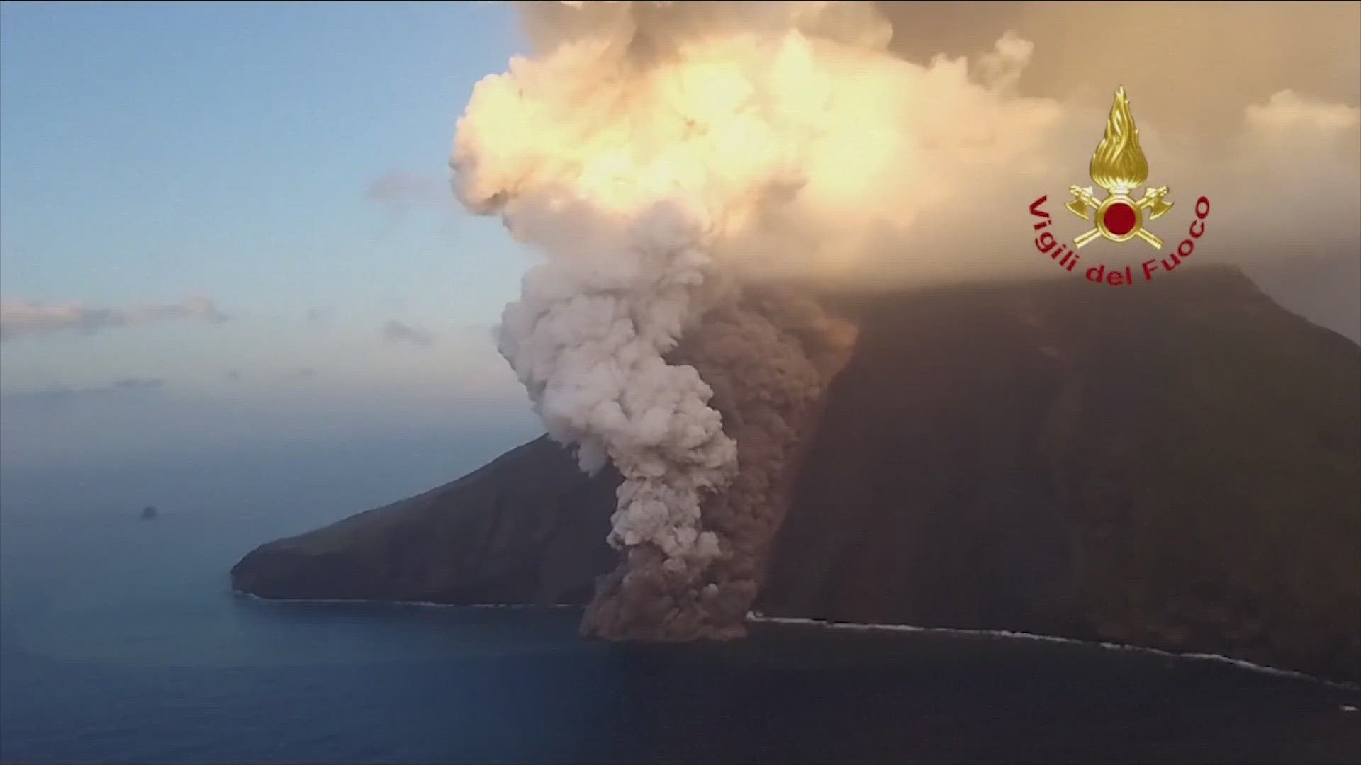 Volcano erupts on Sicilian tourist island of Stromboli | wgrz.com