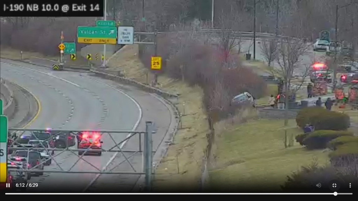 SUV crashes at Niagara Street intersection, halts 190 traffic | wgrz.com