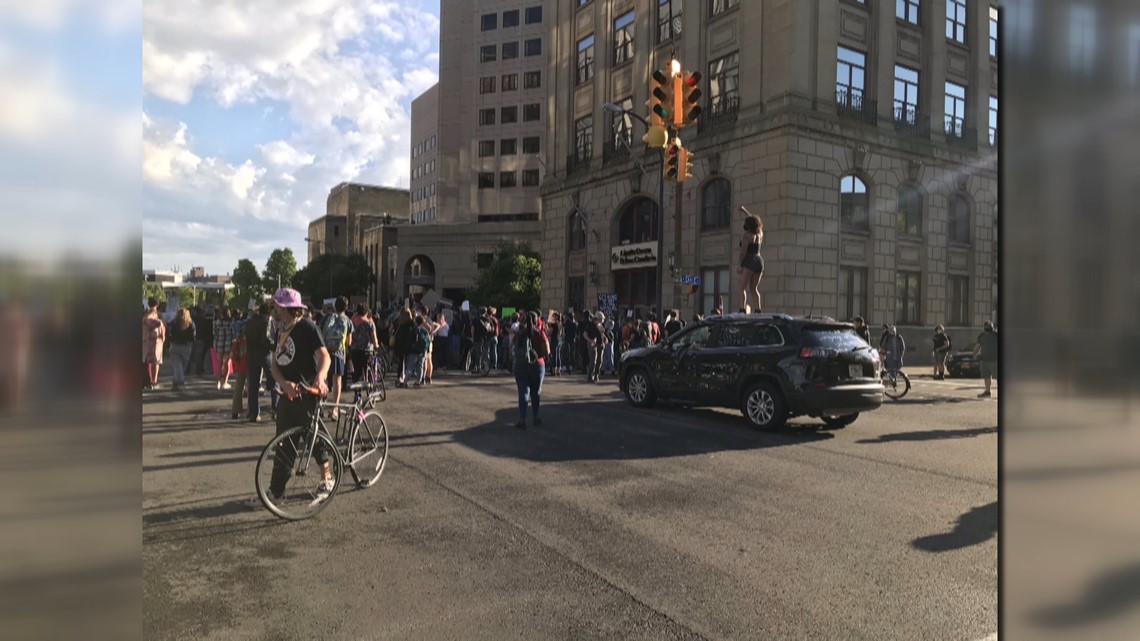 Protesters return to Niagara Square, send message against police ...
