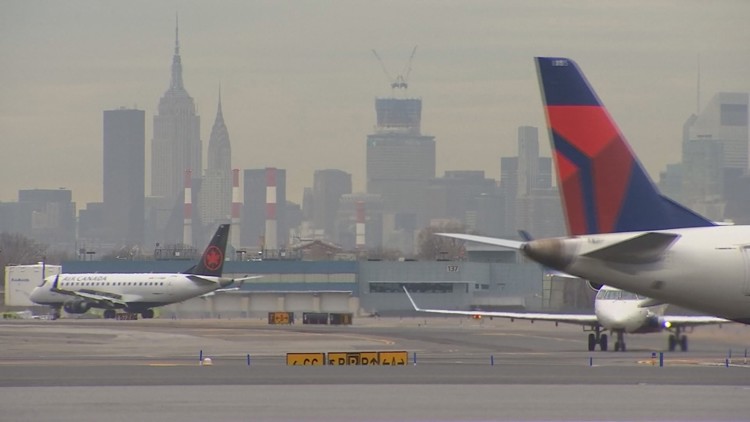 FAA and NTSB probe LaGuardia runway close call | wgrz.com