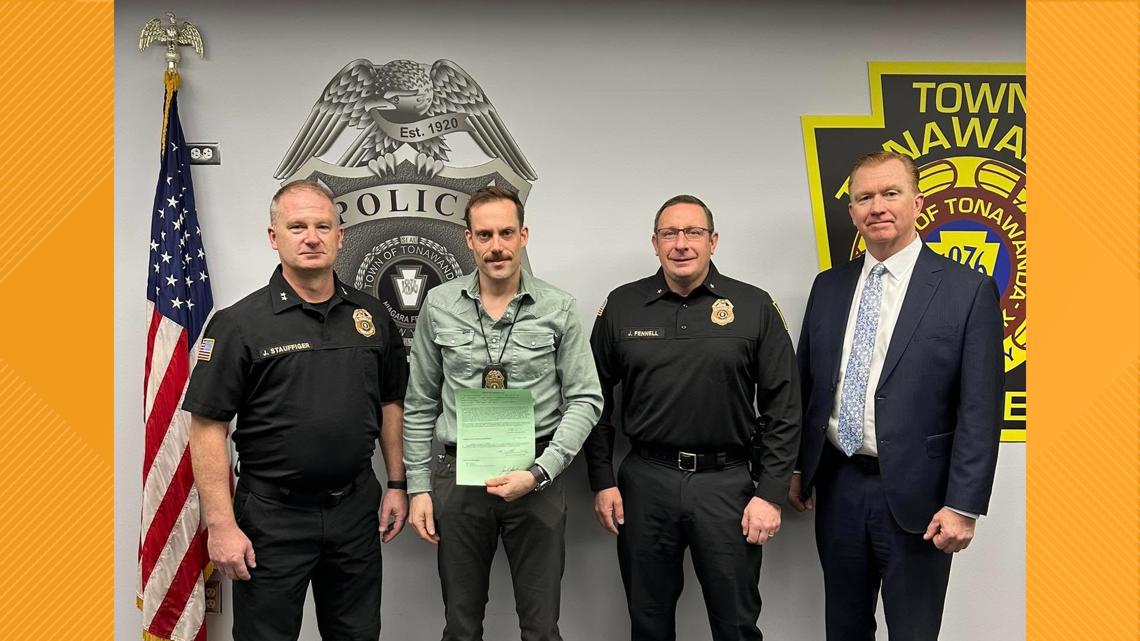 Detective Muscoreil rescues driver from burning car | wgrz.com