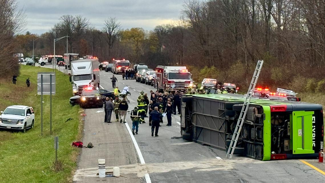 Tour bus overturns on I-490 near Rochester, 28 people on board | wgrz.com