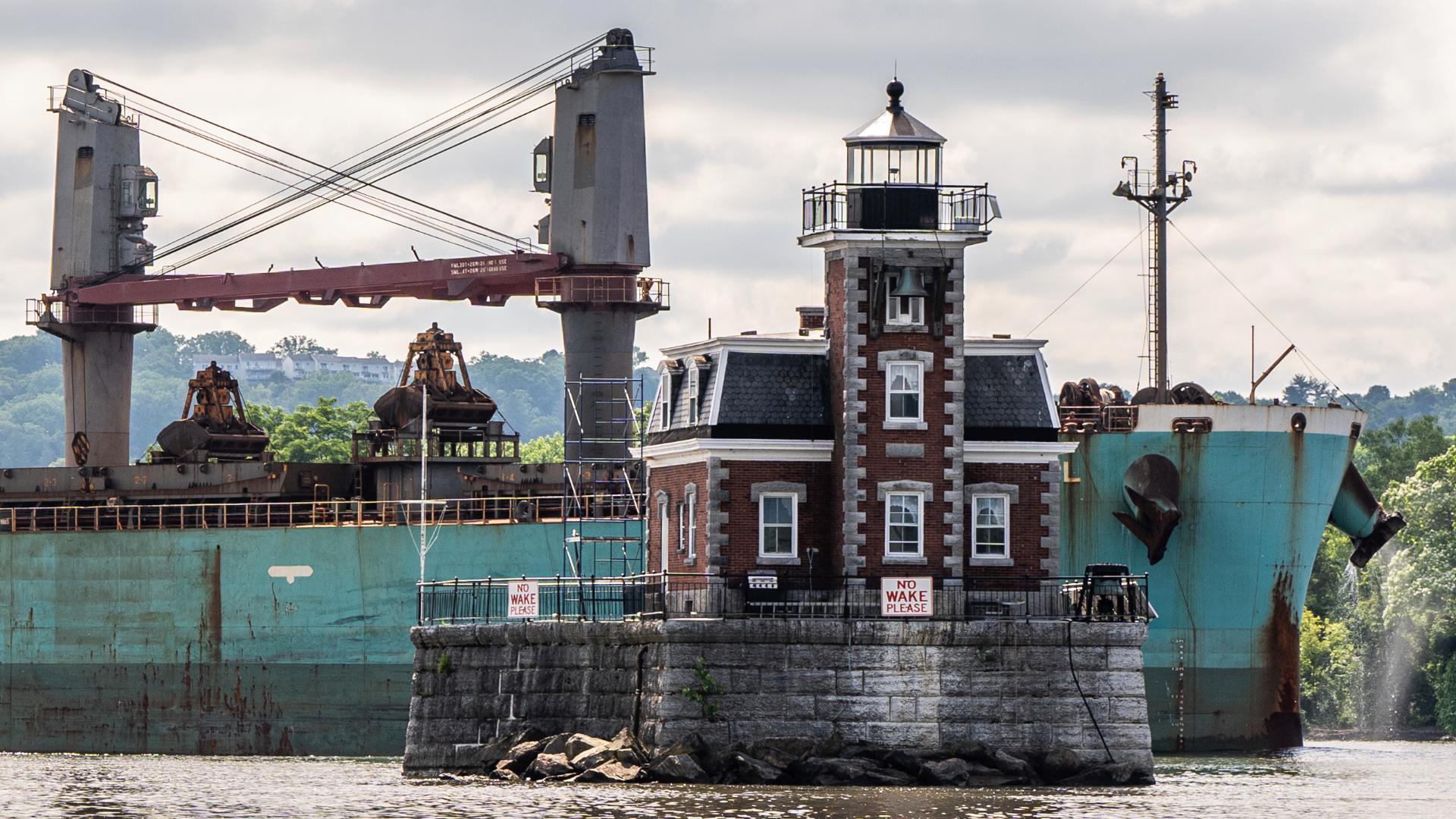 150-year-old lighthouse could crumble into Hudson River | wgrz.com