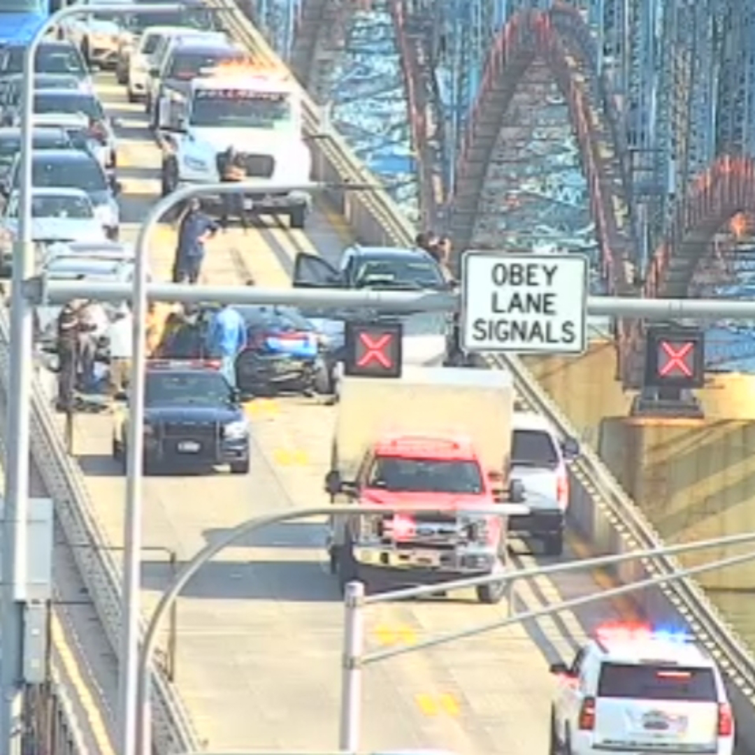 Multi-vehicle crash halts traffic on I-190 Southbound | wgrz.com