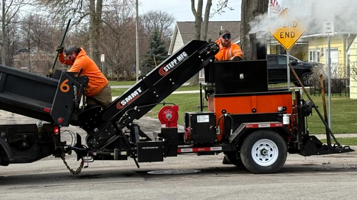City of Tonawanda unveils new machine to patch potholes | wgrz.com