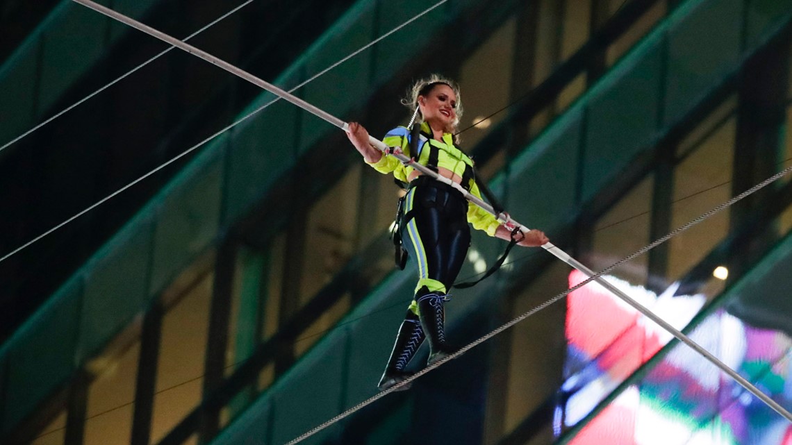 Aerialist Nik Wallenda, sister walk on a high wire above Times Square ...