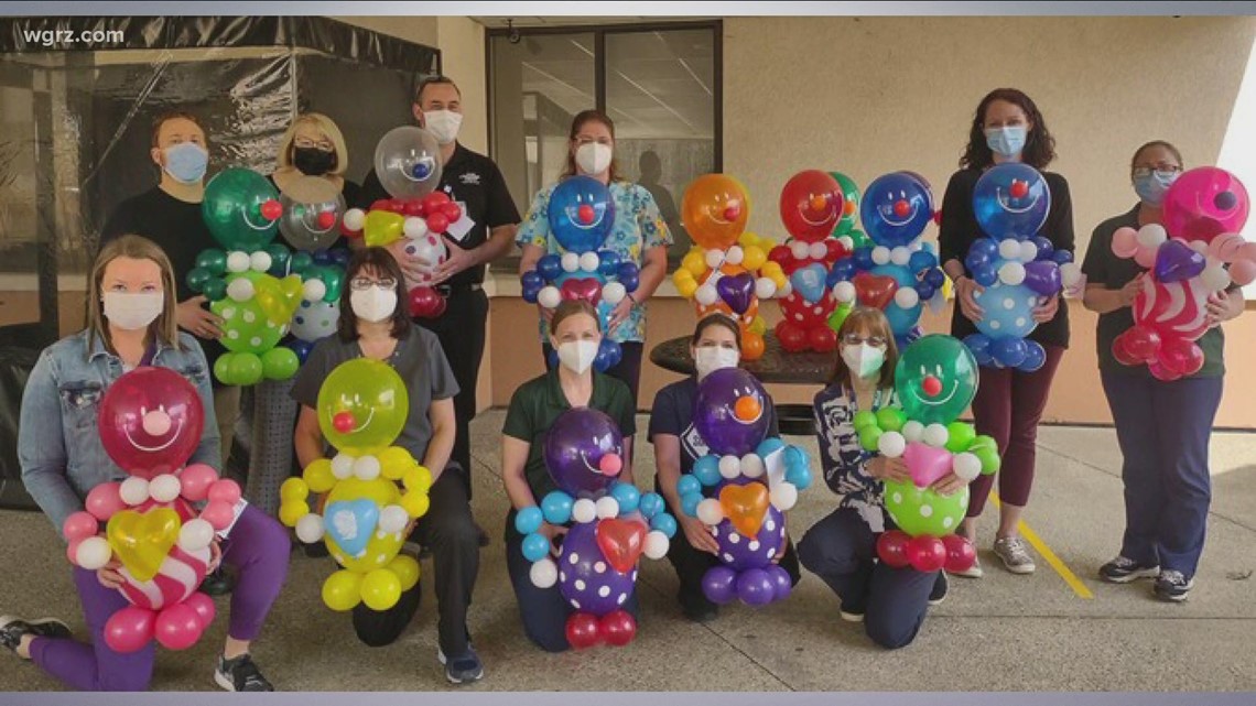 Balloon Buddies bring smiles to residents at Autumn View | wgrz.com