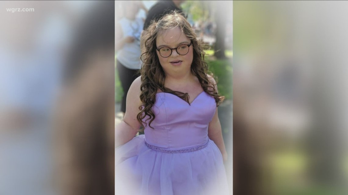 Big moment: Akron senior with Down syndrome named prom queen | wgrz.com